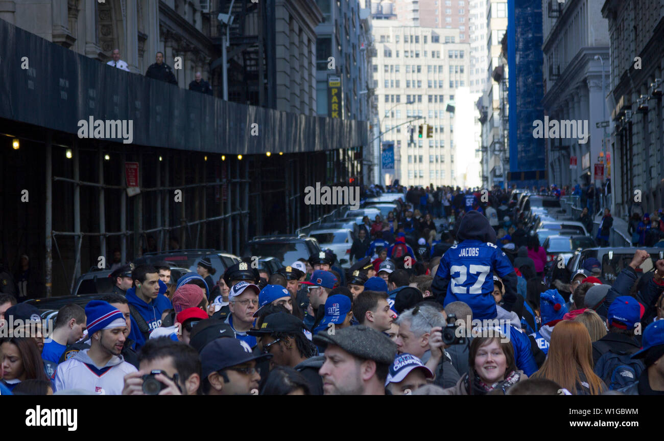 people rally dragrace battle many Stock Photo - Alamy