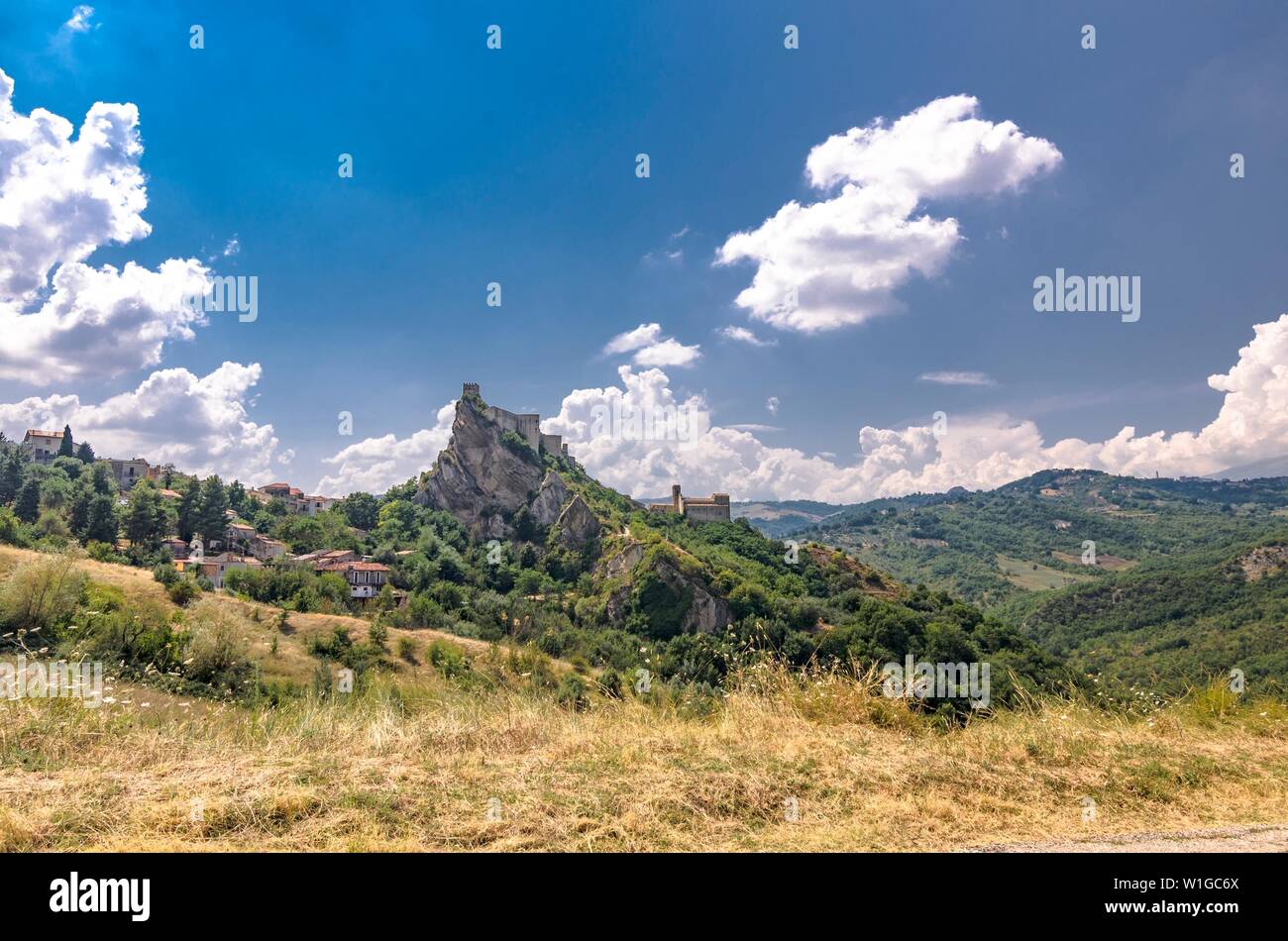 View of the Roccascalegna castle in Abruzzo, Italy Stock Photo - Alamy