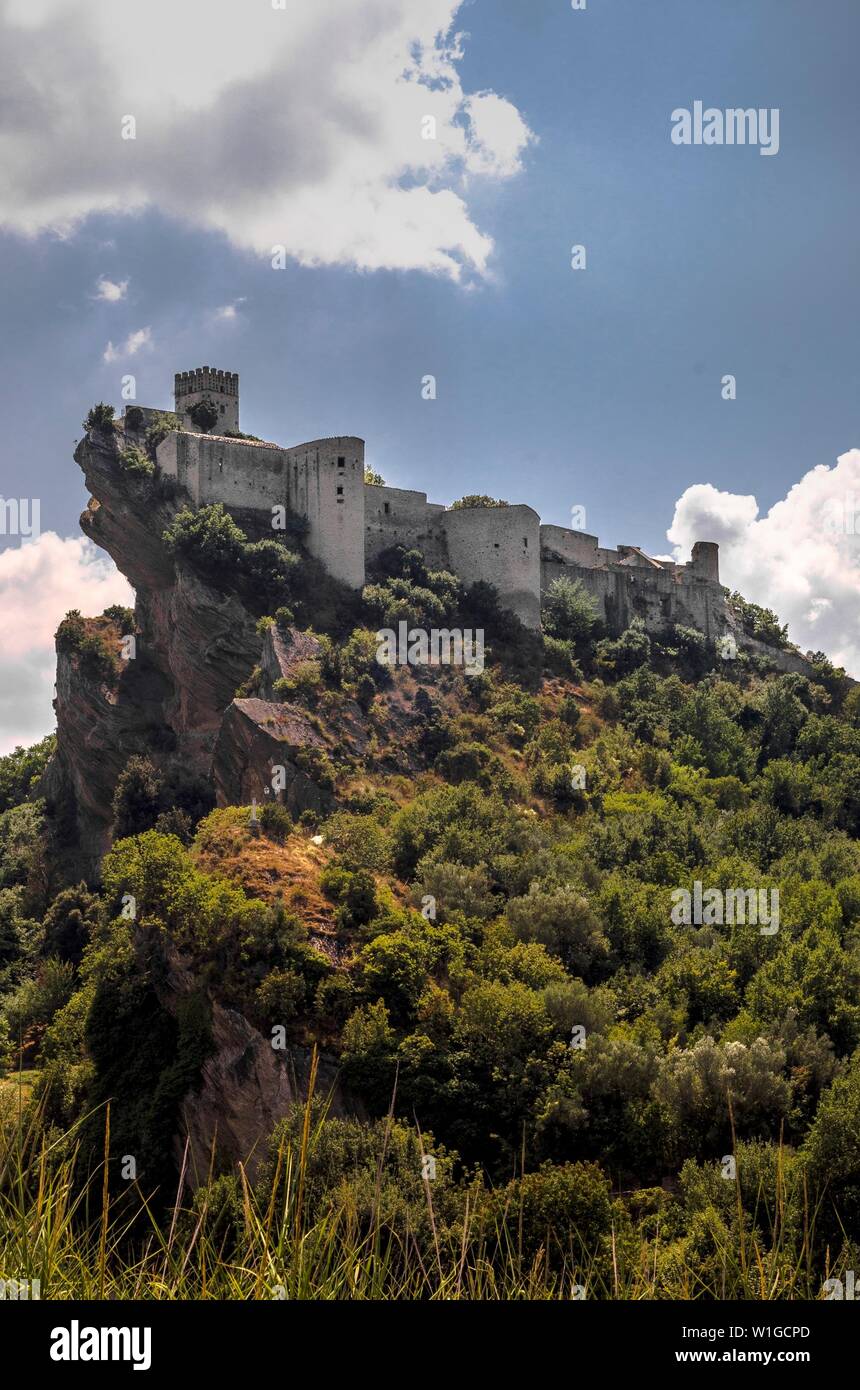View of the Roccascalegna castle in Abruzzo, Italy Stock Photo - Alamy