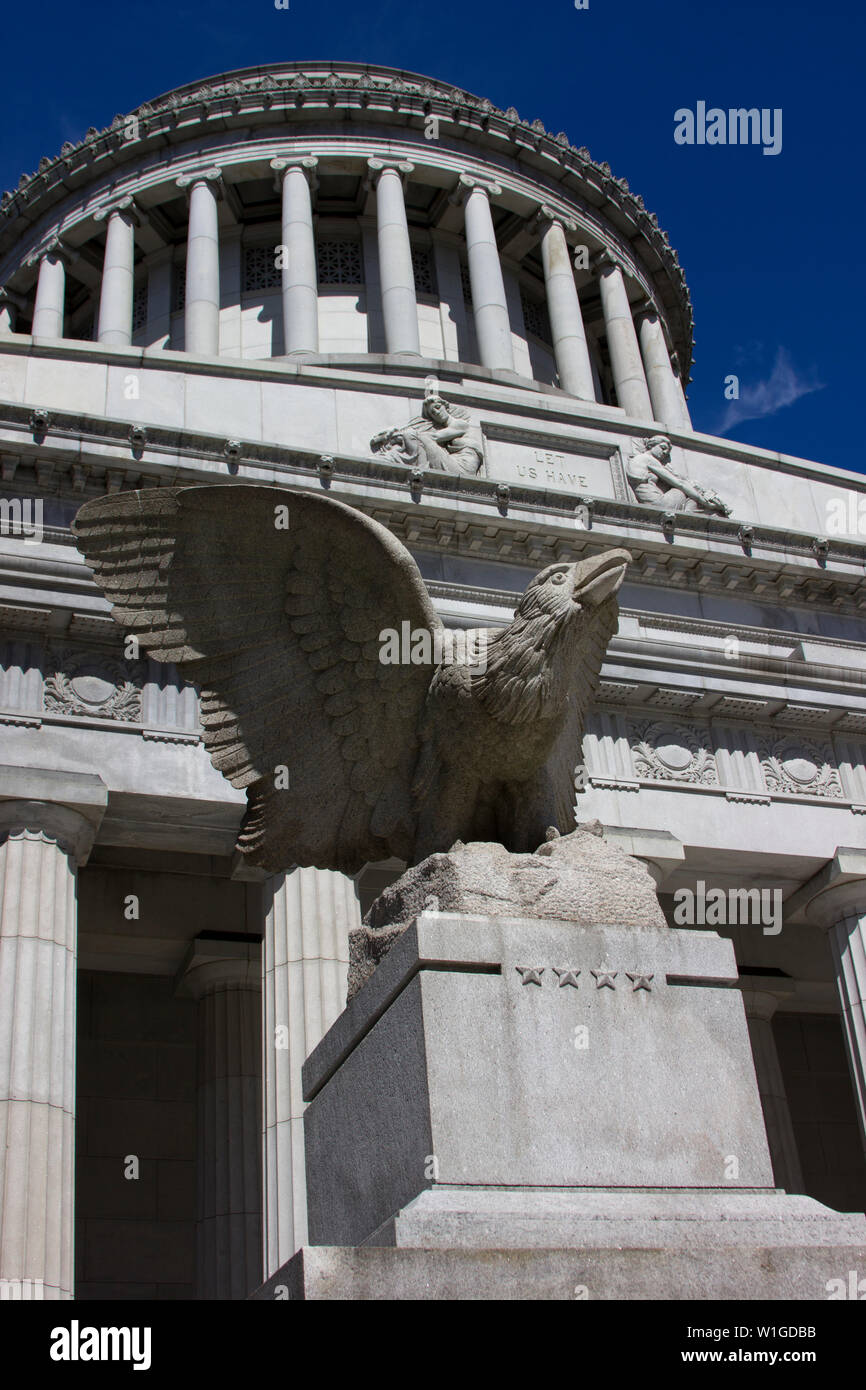 statue sculpture city building outdoors Stock Photo - Alamy