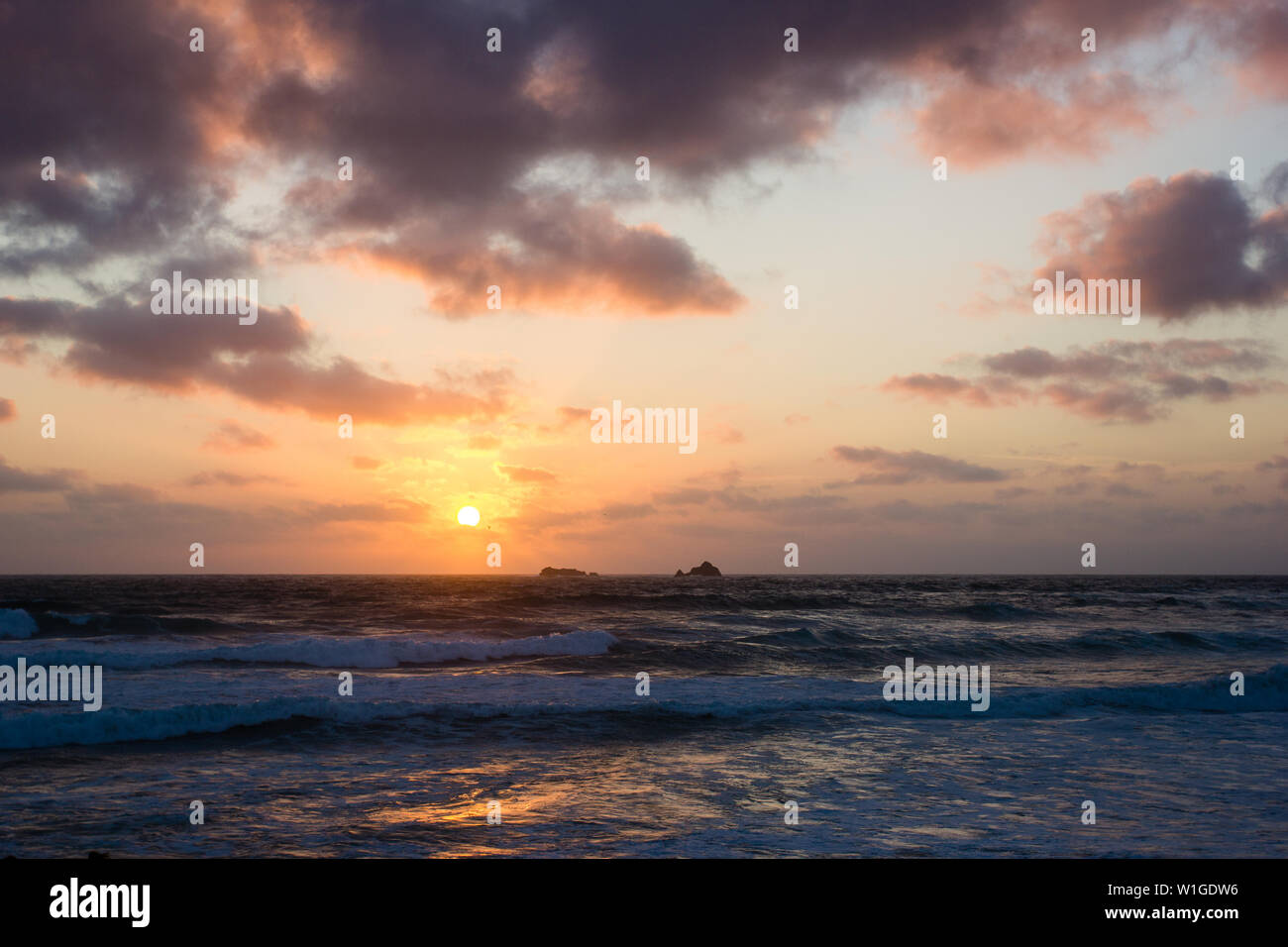 The sun and ocean hi-res stock photography and images - Alamy