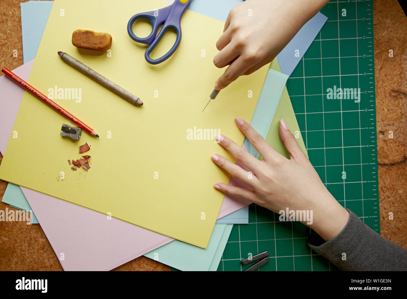 Artist hands art hi-res stock photography and images - Alamy