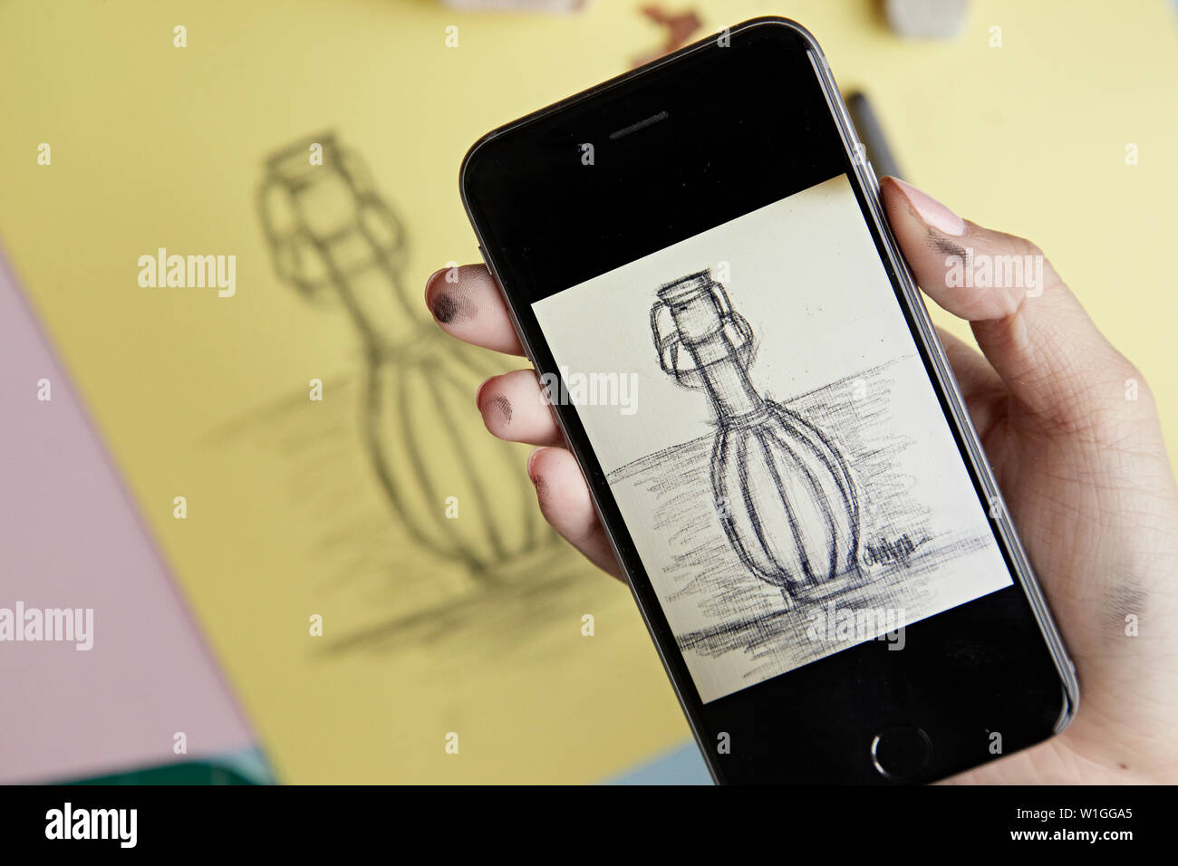 hand holding smartphone of drawing Stock Photo - Alamy