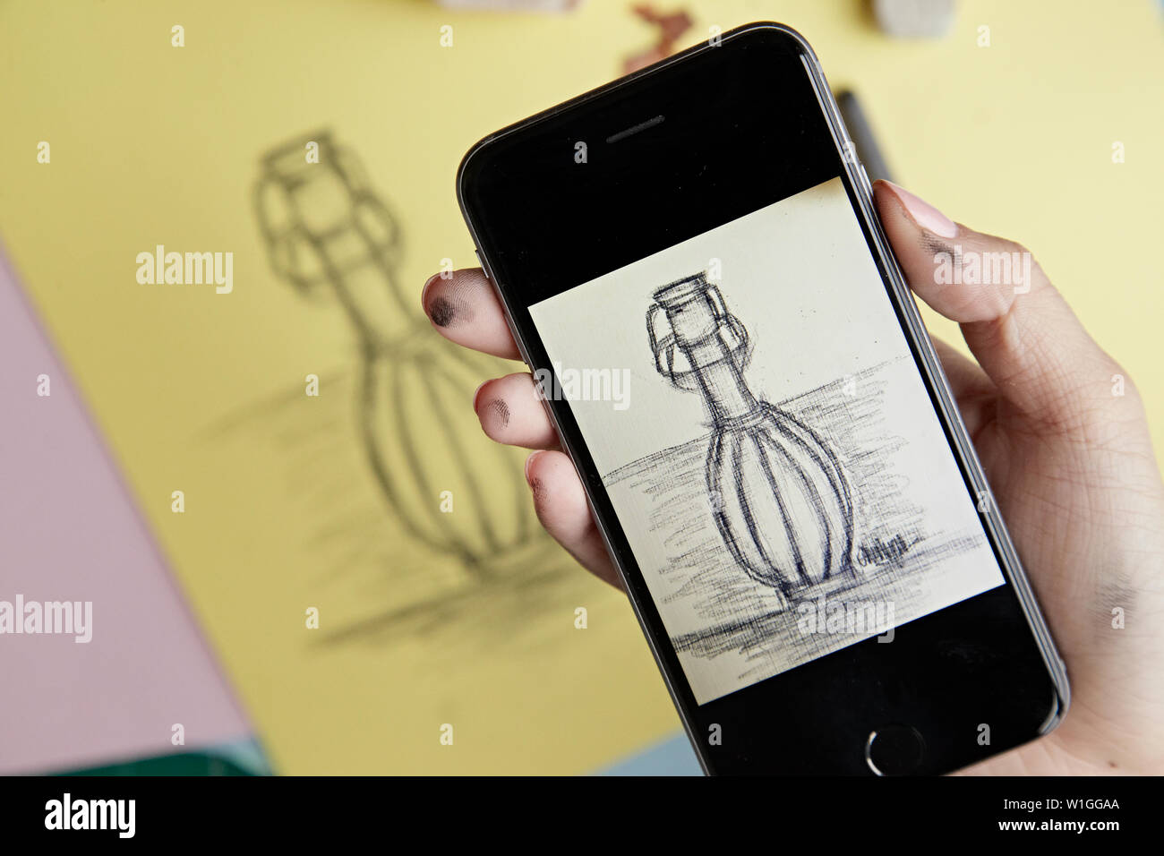 Hand holding phone to camera hi-res stock photography and images - Alamy