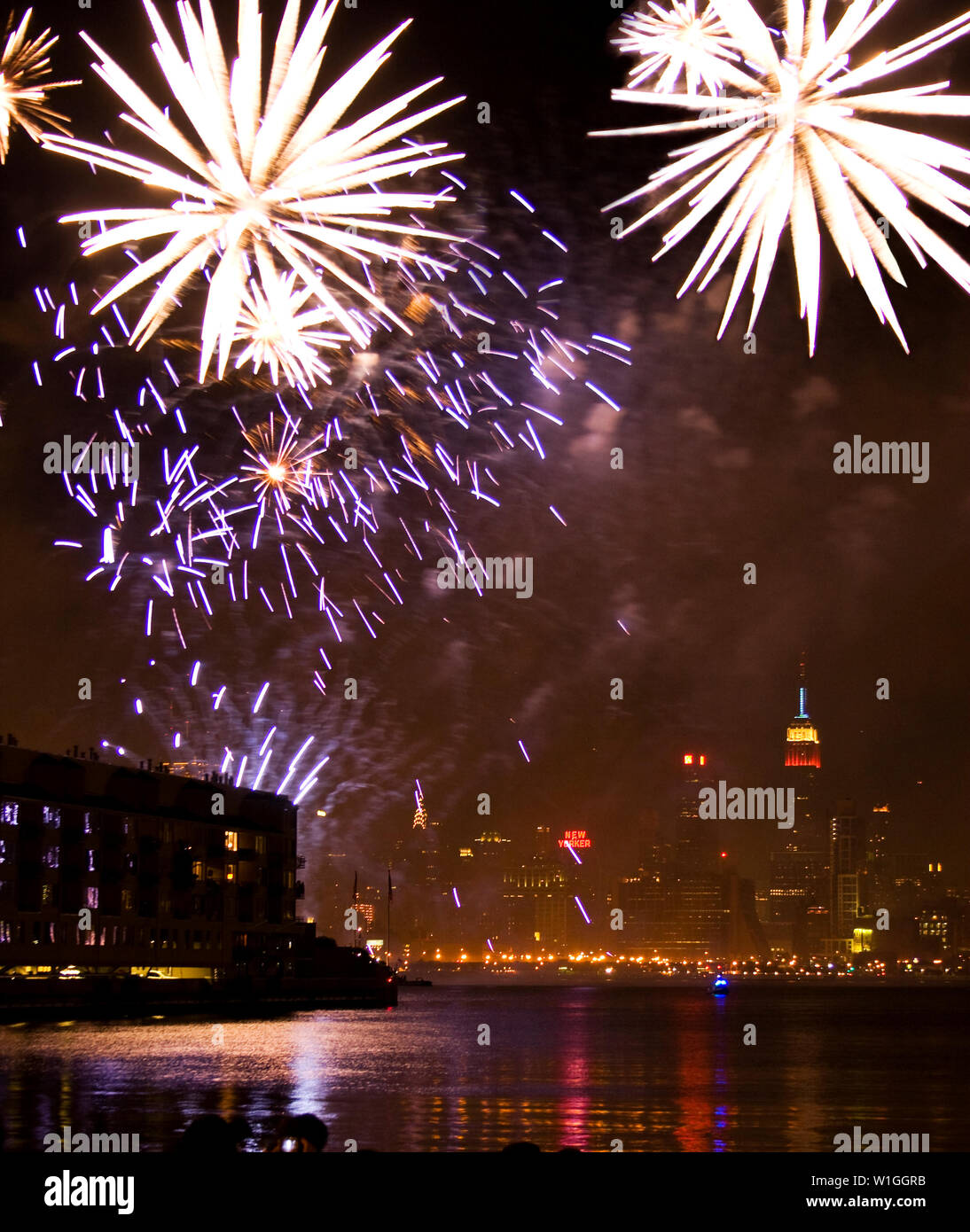 Empire state building fireworks hi-res stock photography and images - Alamy