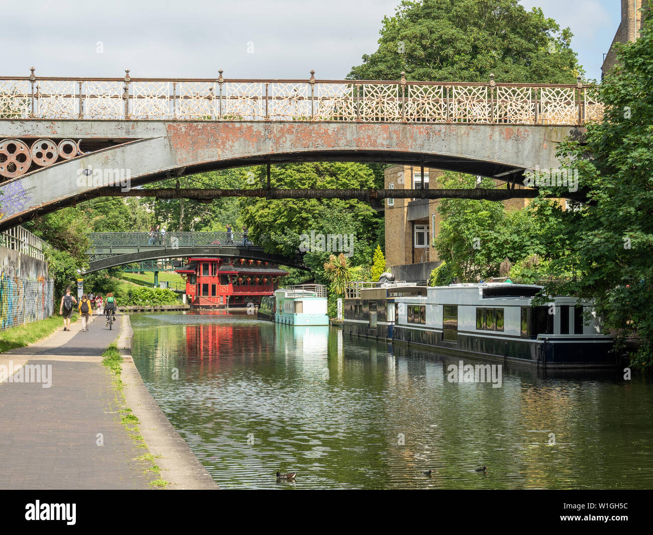 Regents canal towpath hi-res stock photography and images - Alamy