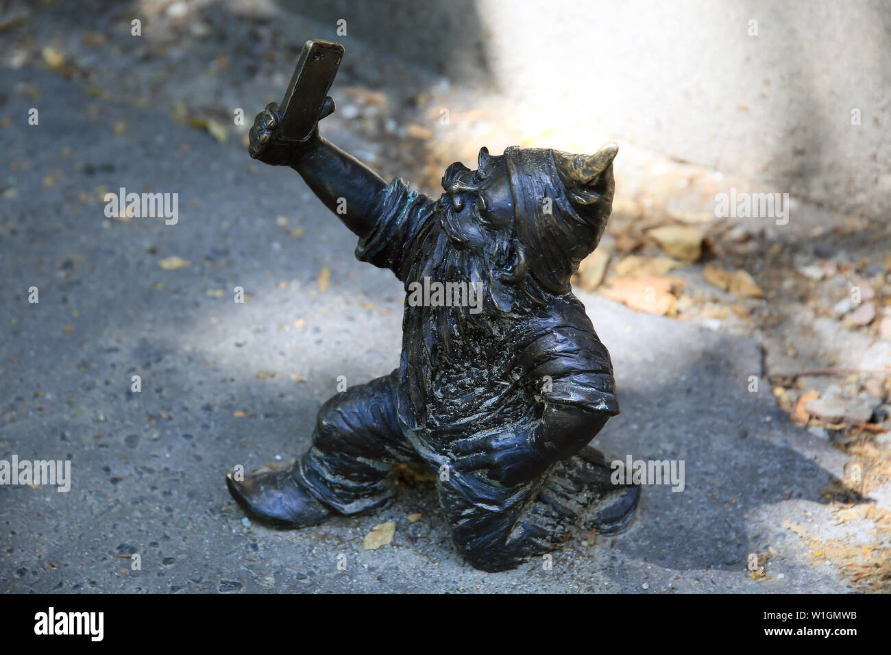Dwarf statues hi-res stock photography and images - Alamy