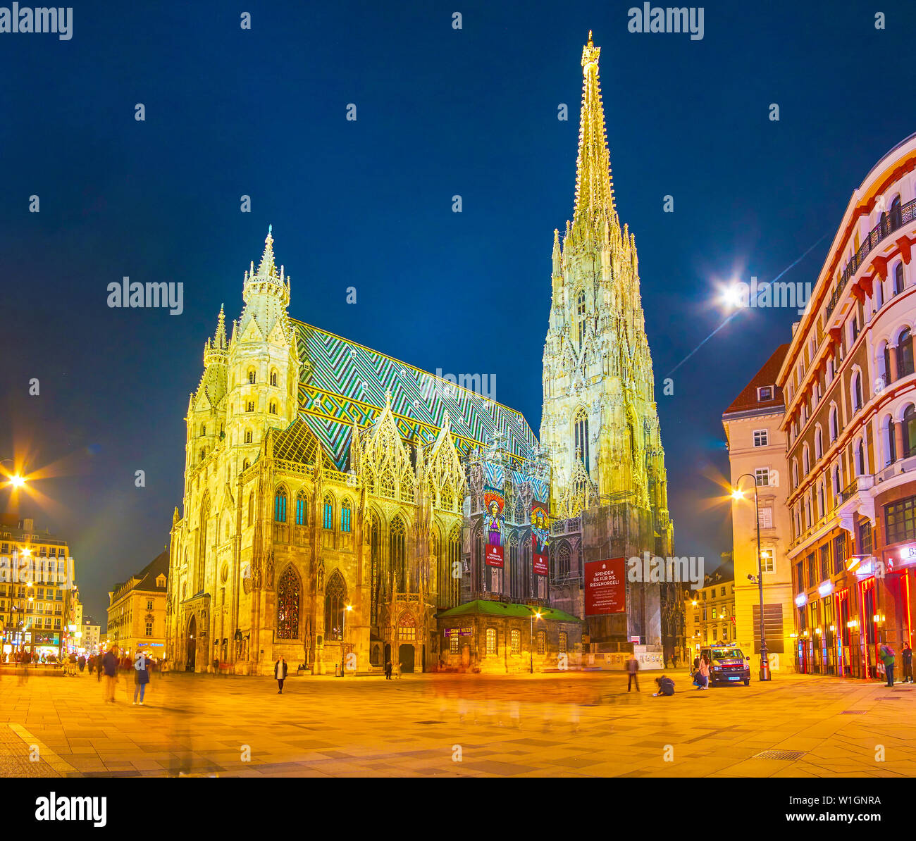Gothic mansion night hi-res stock photography and images - Alamy
