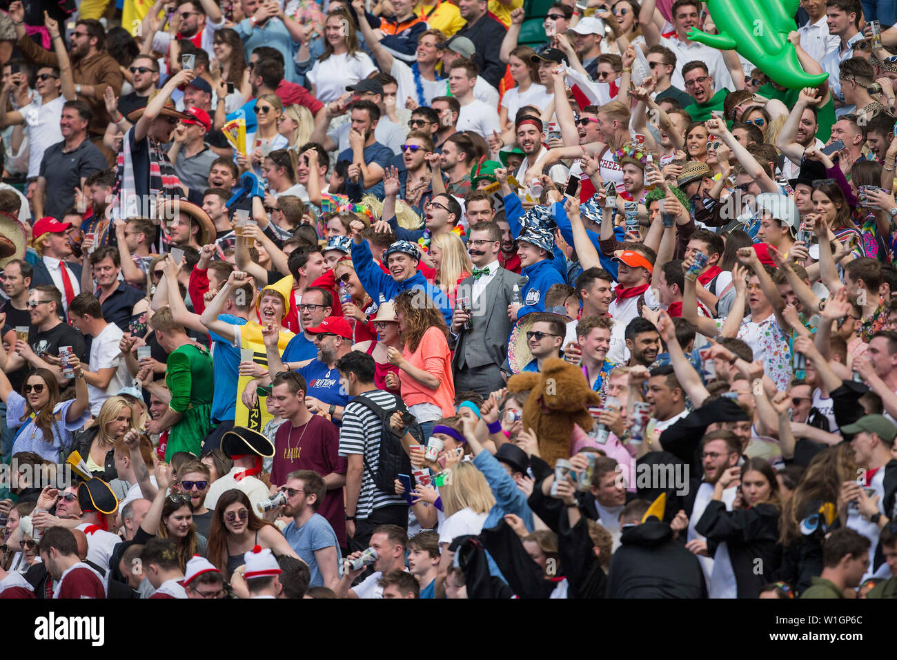 Stadium filled with spectators hi-res stock photography and images - Alamy
