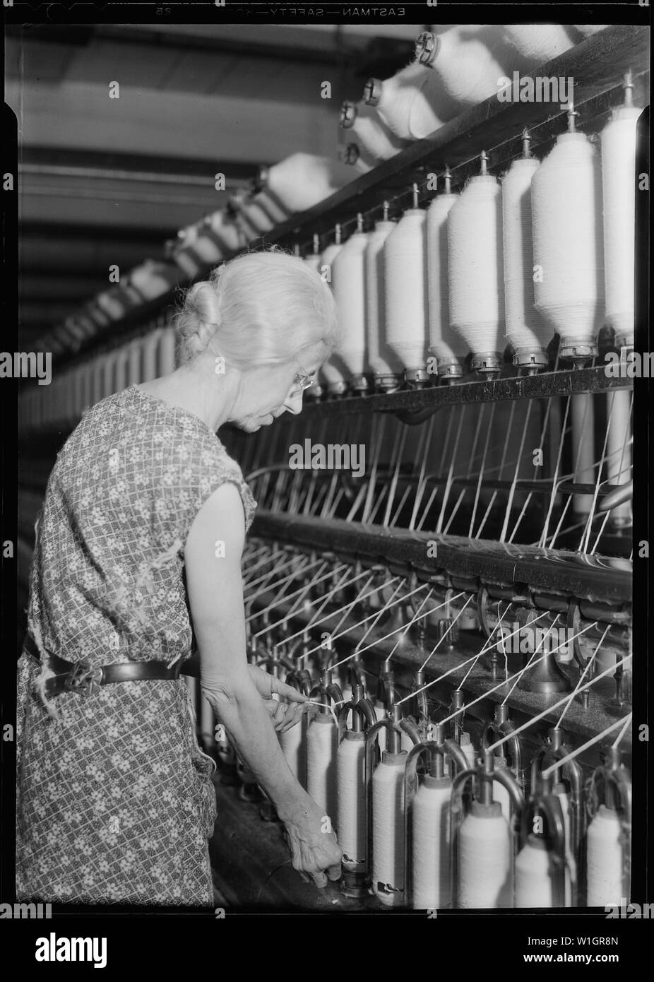 Thread twisting hi-res stock photography and images - Alamy