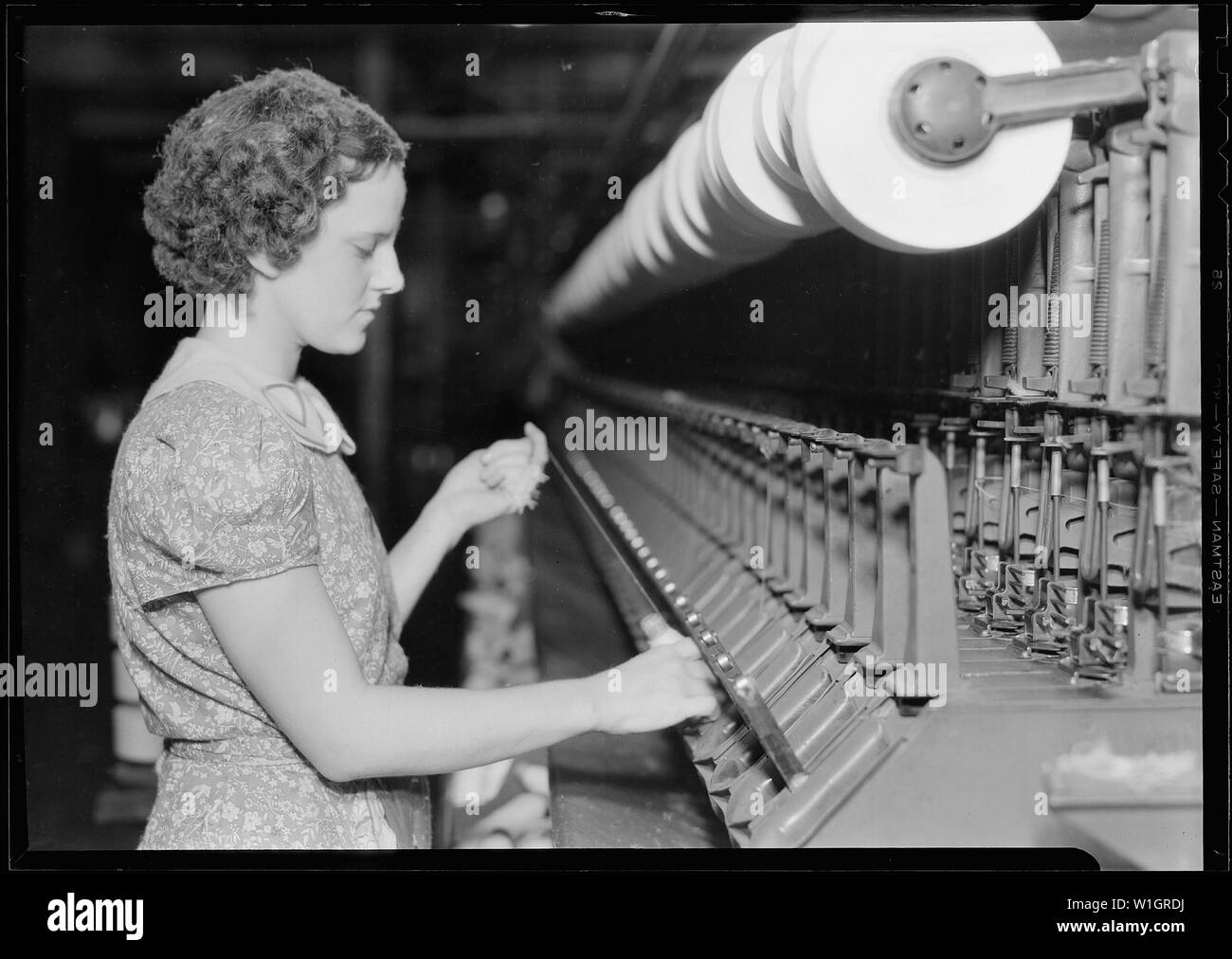 Pulling thread hi-res stock photography and images - Alamy