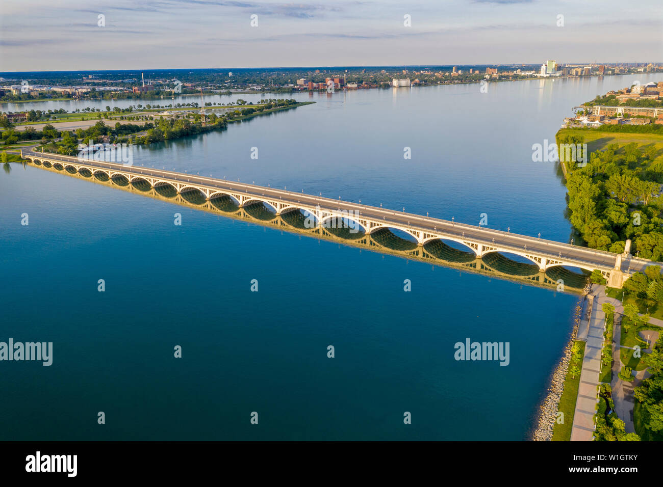 Detroit, Michigan - The Belle Isle bridge, which connects Detroit to ... Detroit, Michigan - The Belle Isle bridge, which connects Detroit to ...