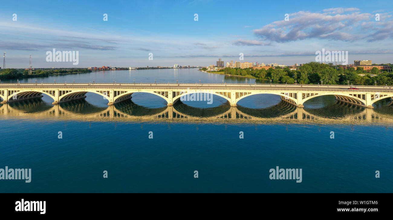 Detroit, Michigan - The Belle Isle bridge, which connects Detroit to ... Detroit, Michigan - The Belle Isle bridge, which connects Detroit to ...