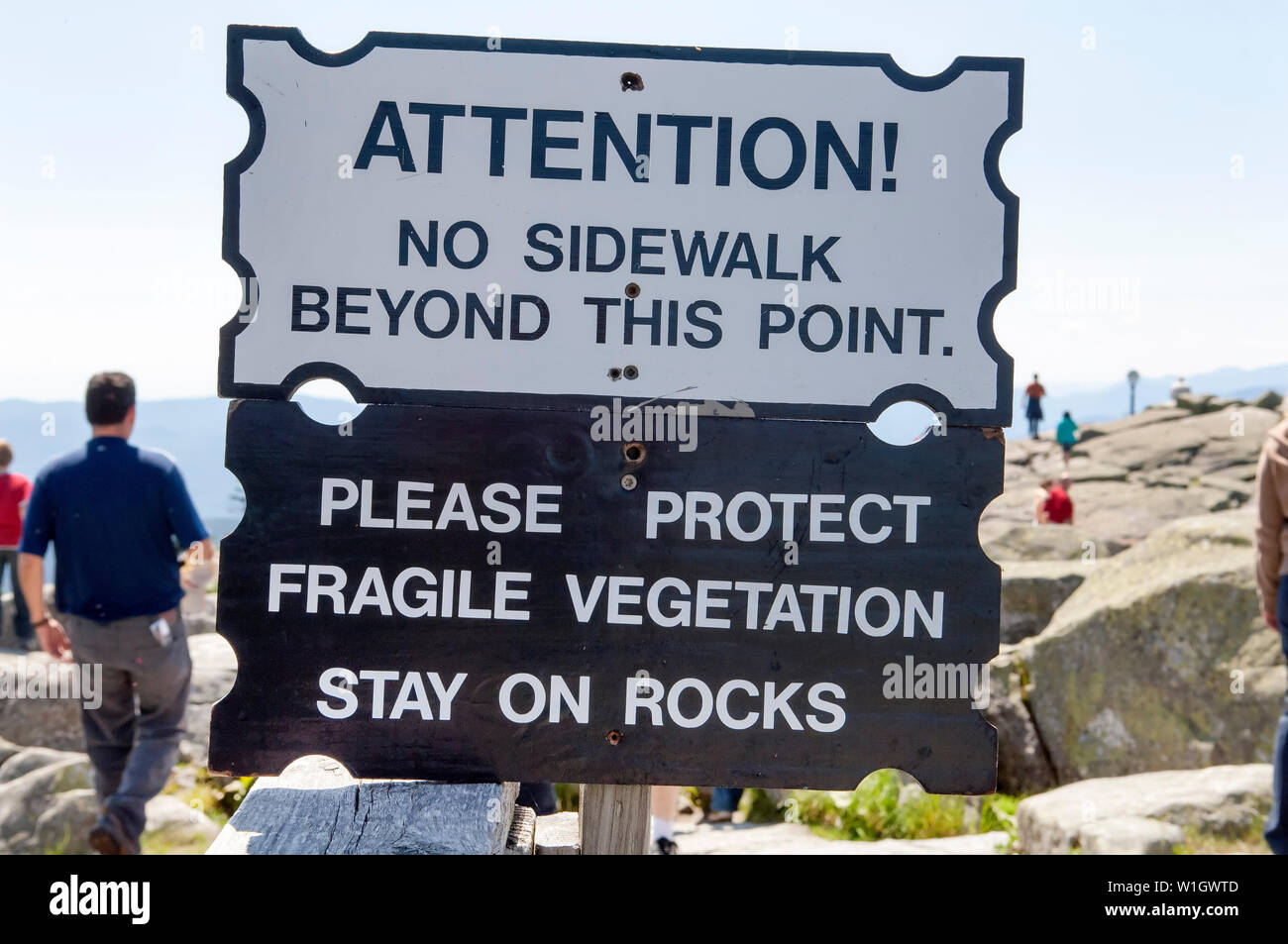 Sign saying that there is no sidewalk Stock Photo - Alamy