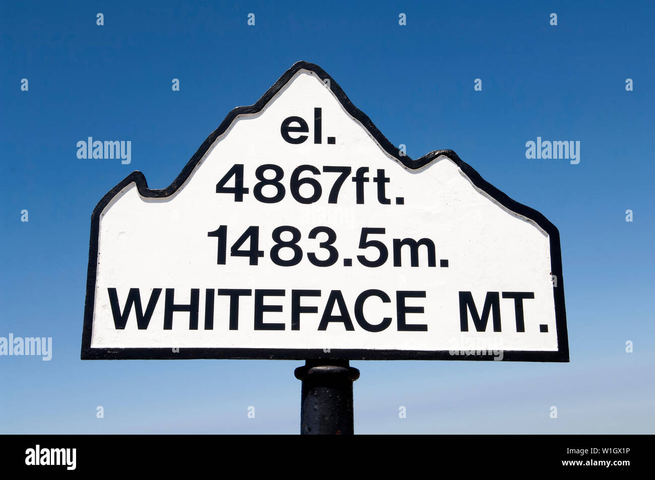 Mountain top information board sign hi-res stock photography and images ...