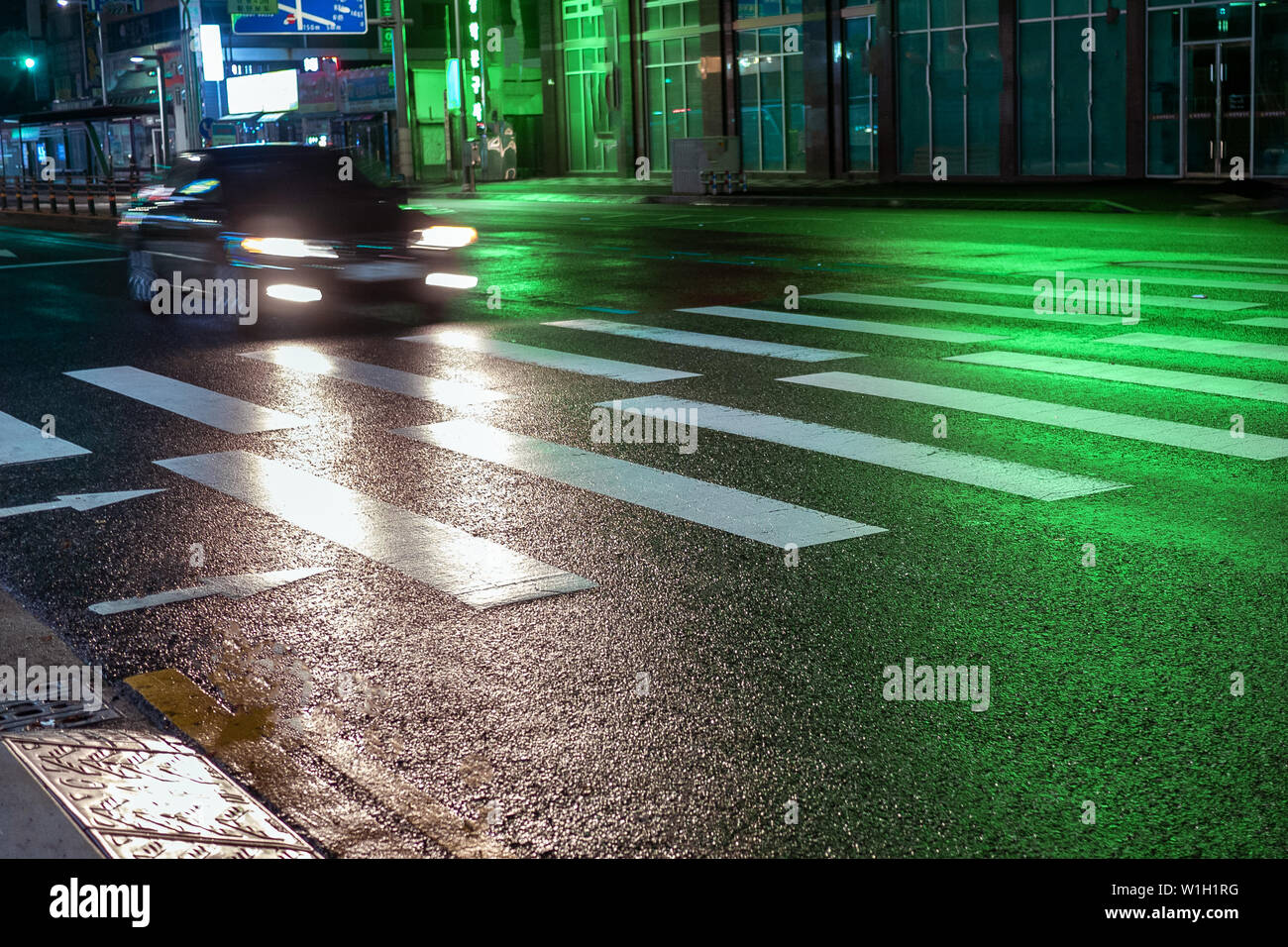 Freeway night dark green sign hi-res stock photography and images - Alamy