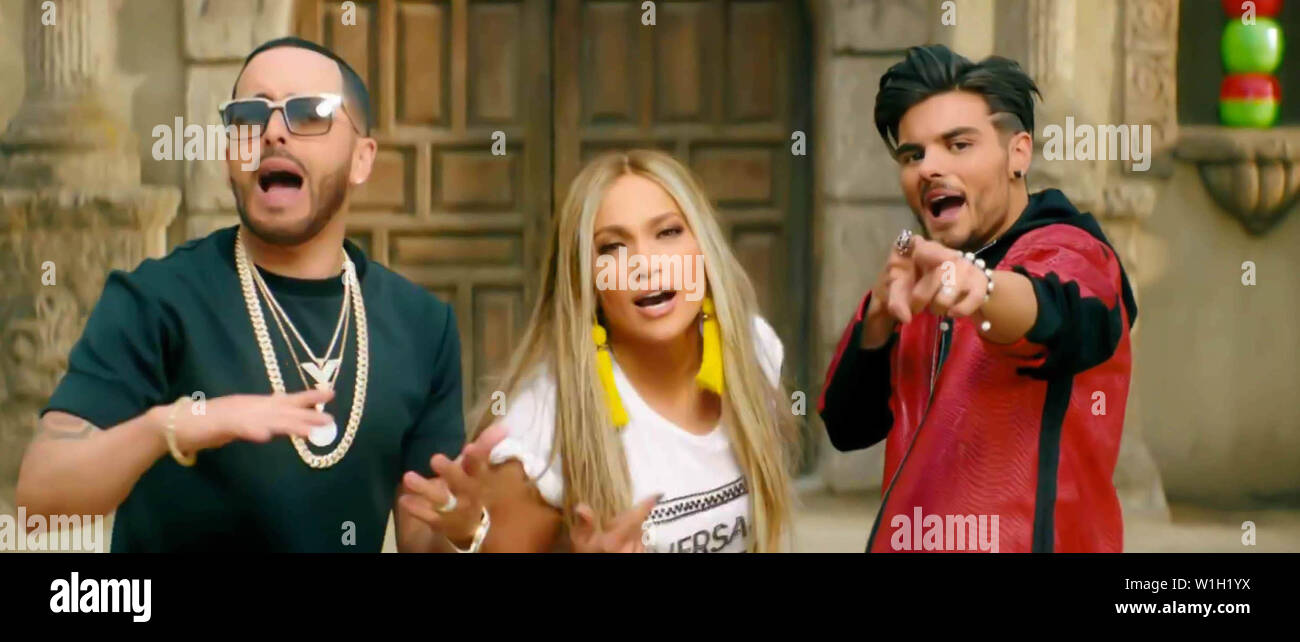 Jennifer Lopez singing in Spanish with Abraham Mateo and Yandel in the ...