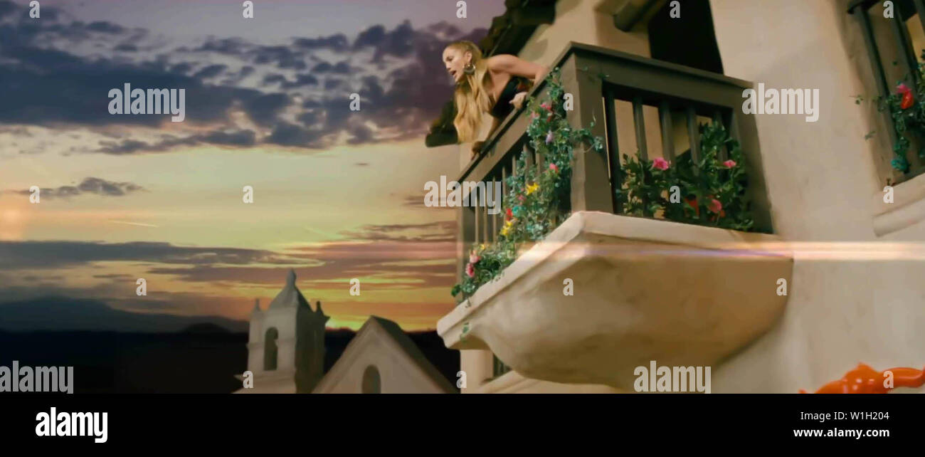 Jennifer Lopez singing in Spanish with Abraham Mateo and Yandel in the ...