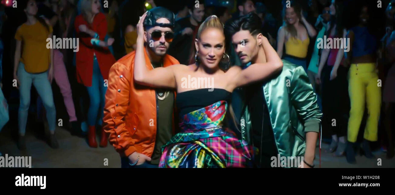 Jennifer Lopez singing in Spanish with Abraham Mateo and Yandel in the ...