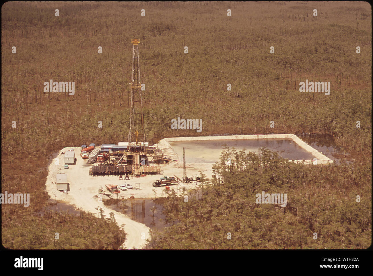 Oil rig in swamp hi-res stock photography and images - Alamy