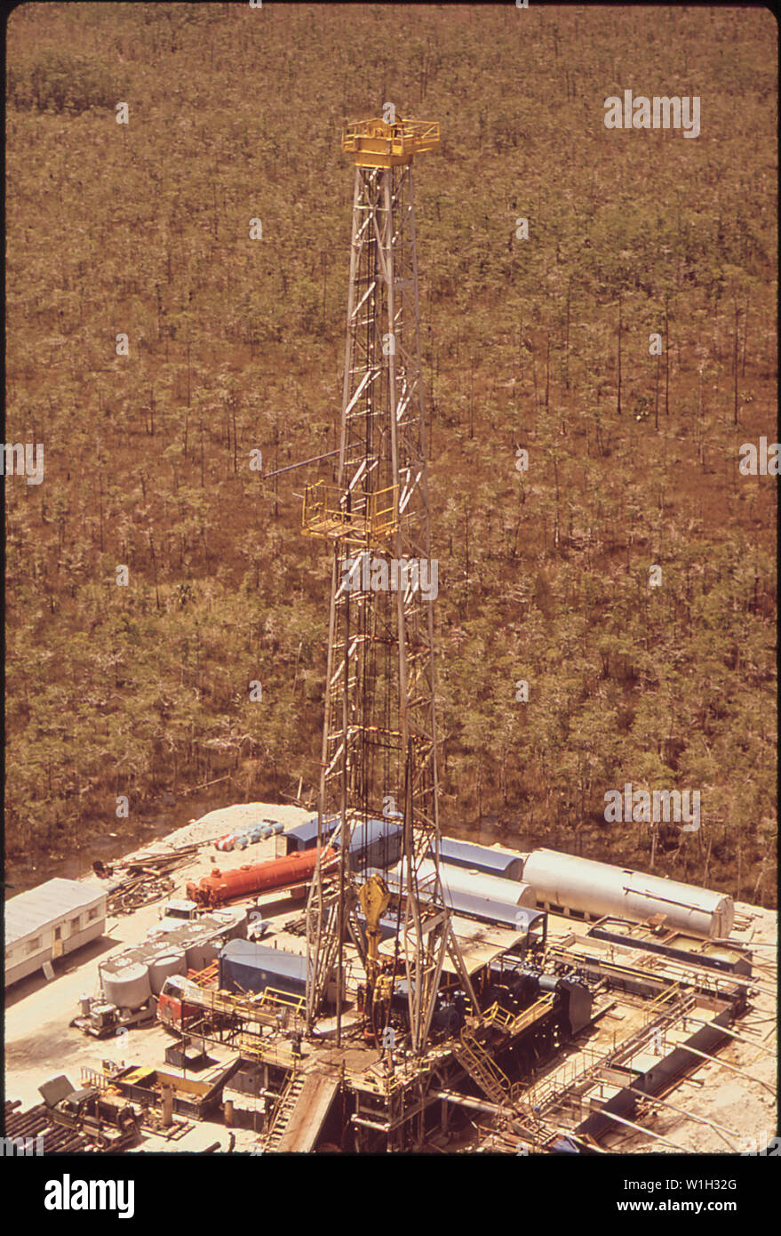 Oil rig in swamp hi-res stock photography and images - Alamy