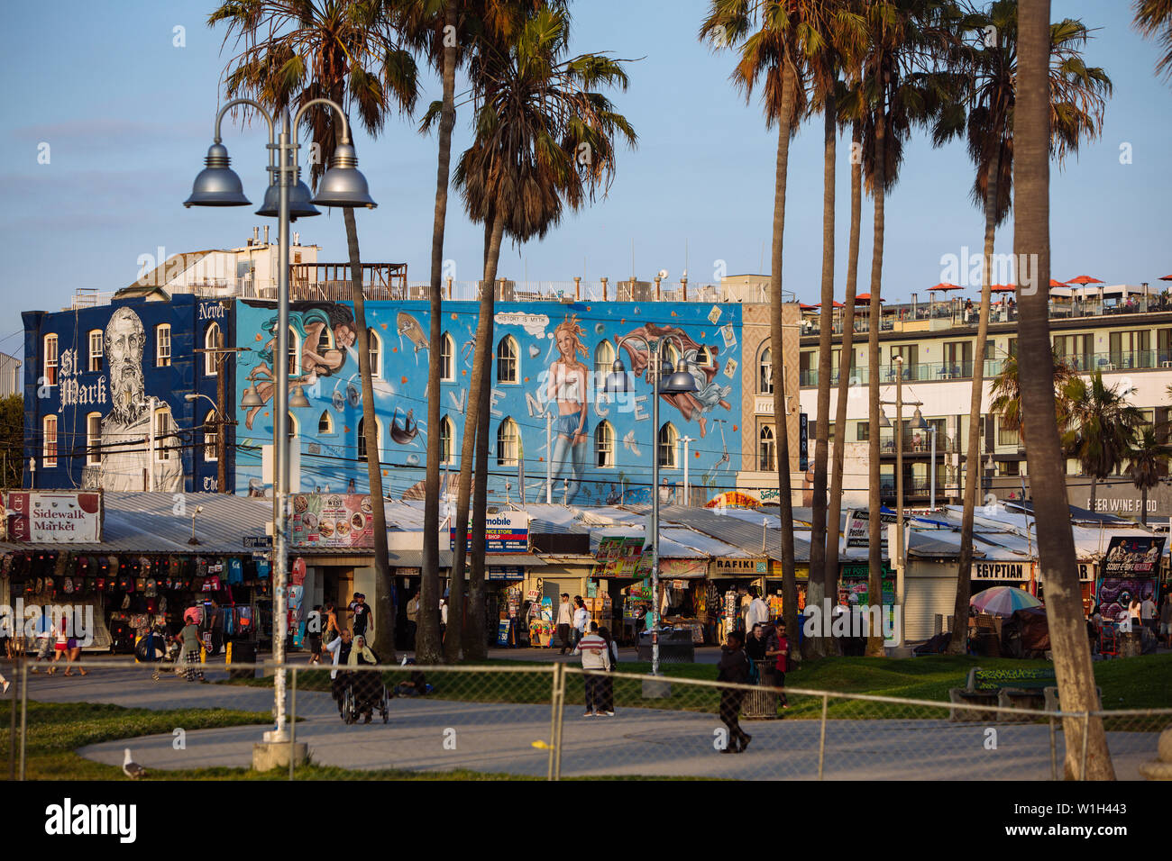 Los angeles venice beach boardwalk hi-res stock photography and images ...