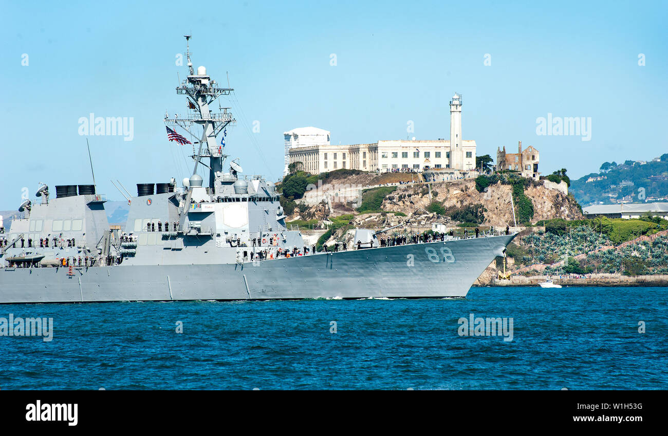 The USS Preble of the U.S. Navy's 3rd Fleet enters San Francisco Bay in ...