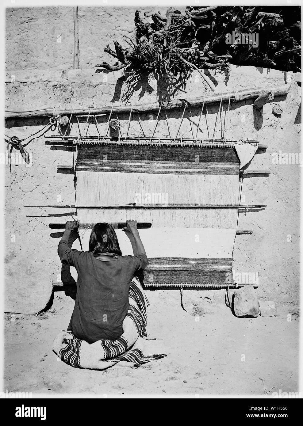 Navaho woman weaving at loom Stock Photo - Alamy