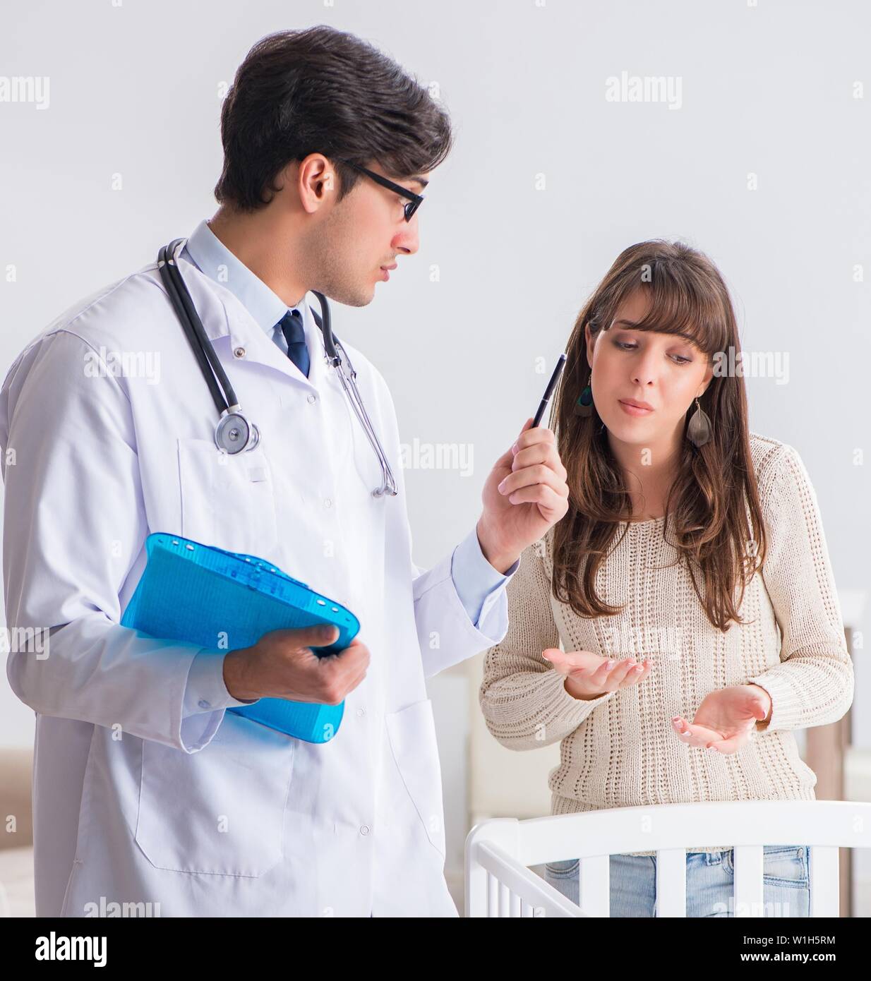 Doctor explaining to young mother Stock Photo - Alamy