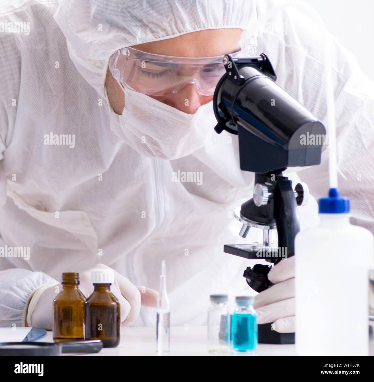 Two chemists working in the lab Stock Photo - Alamy