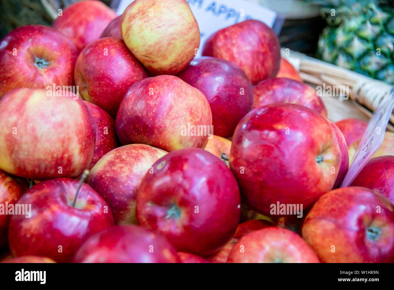 Apples at the market display stall Stock Photo - Alamy