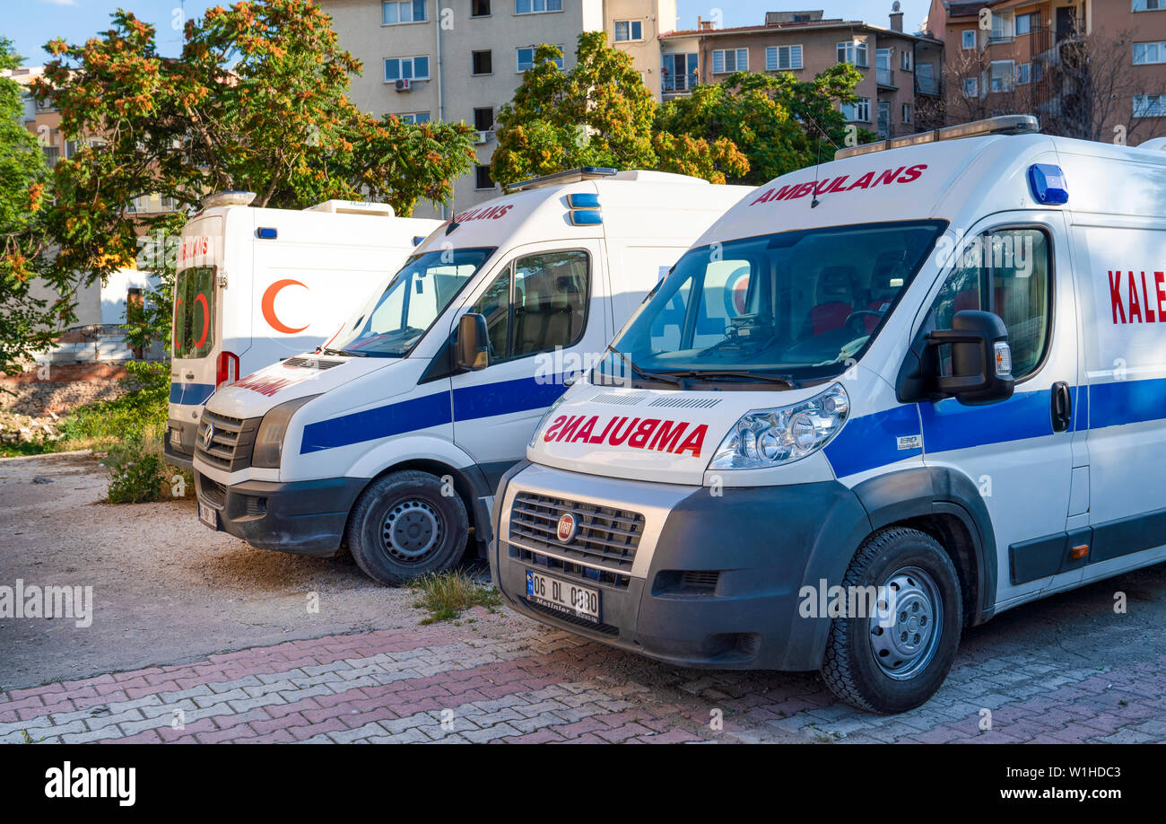 Red crescent ambulance hi-res stock photography and images - Alamy