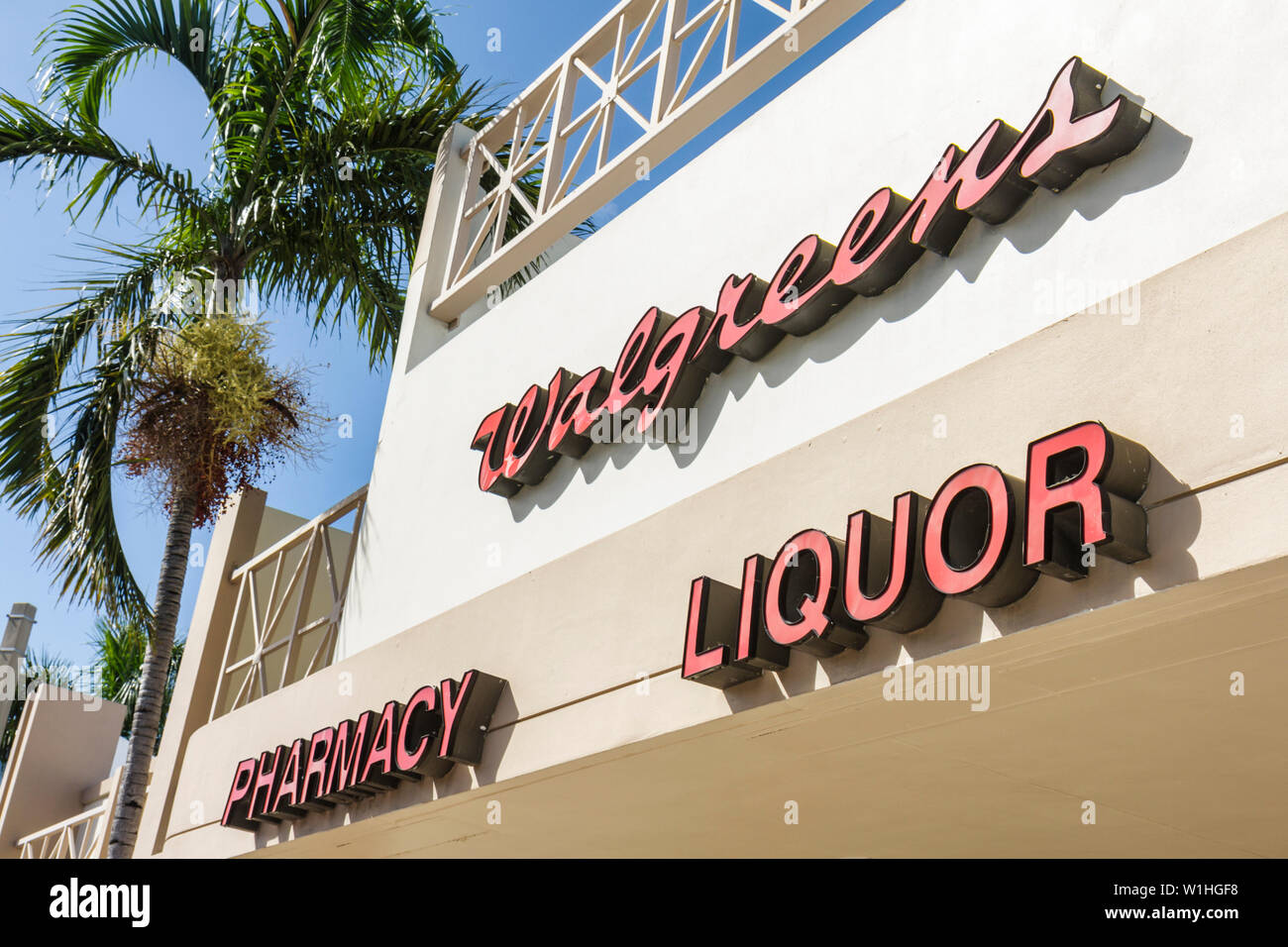 Liquor Store Exterior Stock Photos & Liquor Store Exterior Stock Images ...
