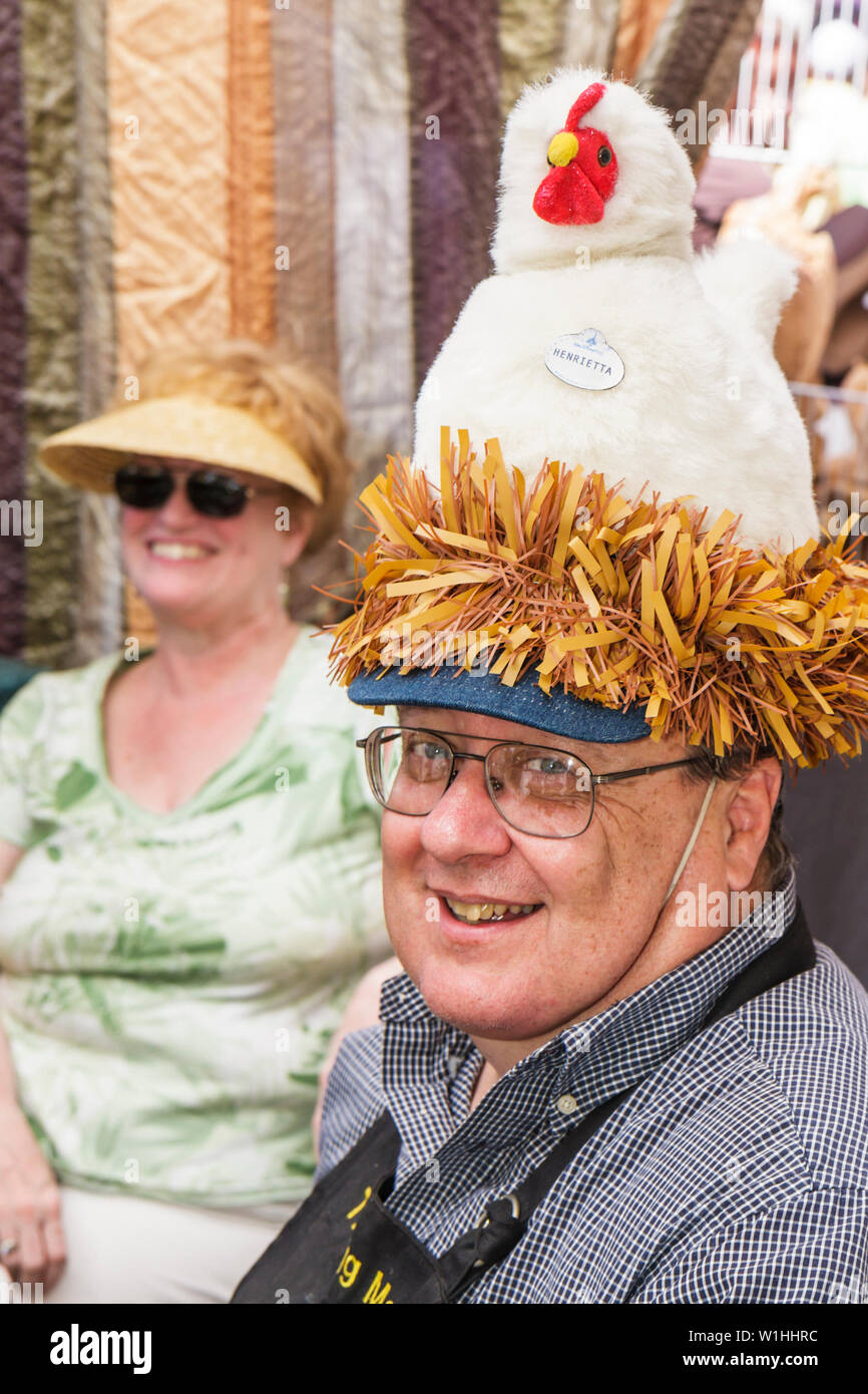 Woman vendor making craft hi-res stock photography and images - Alamy