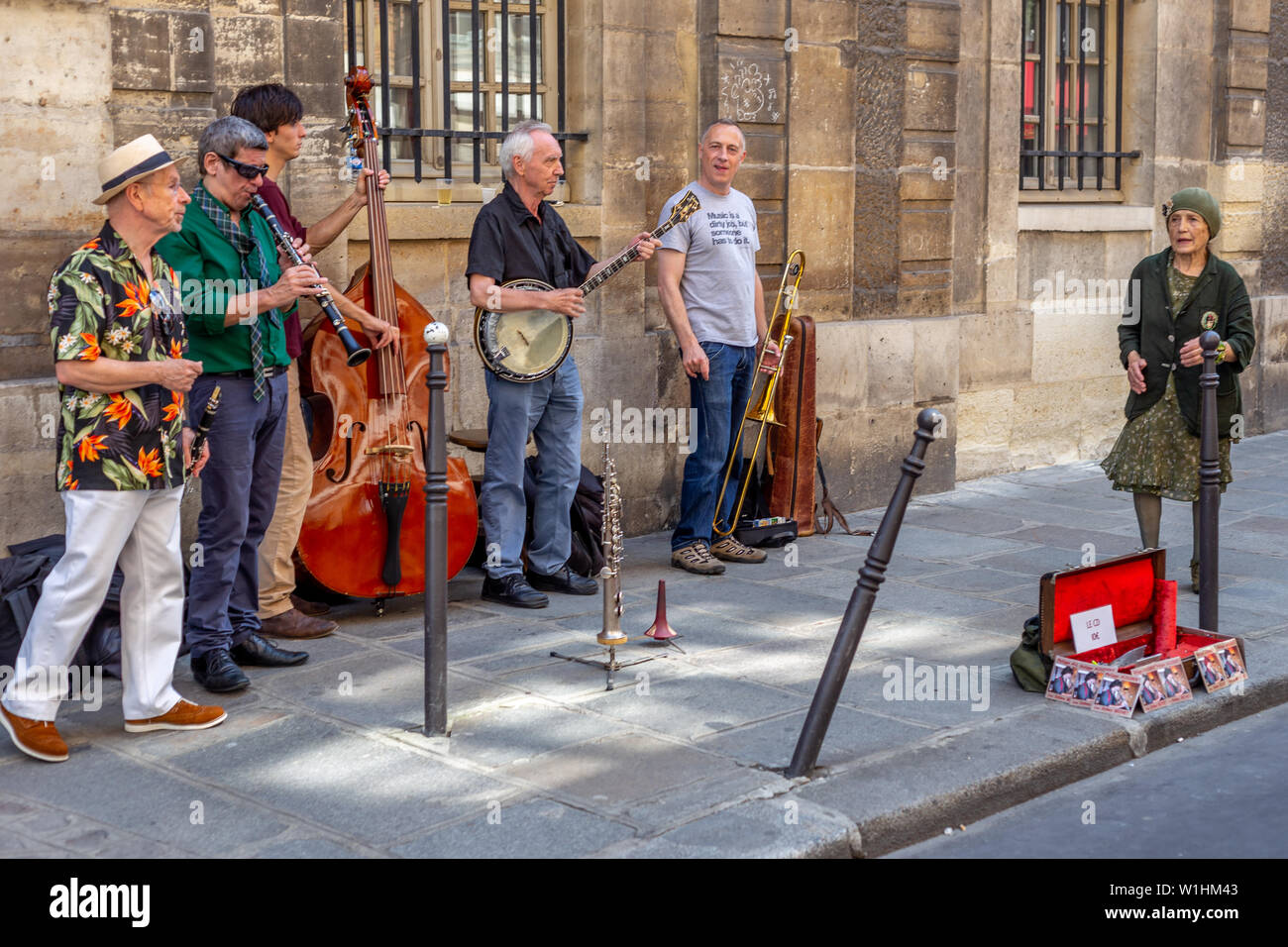 A street musician performing hi-res stock photography and images - Alamy