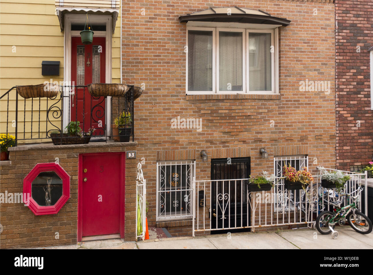 Dennet Place tiny houses Brooklyn NYC Stock Photo - Alamy