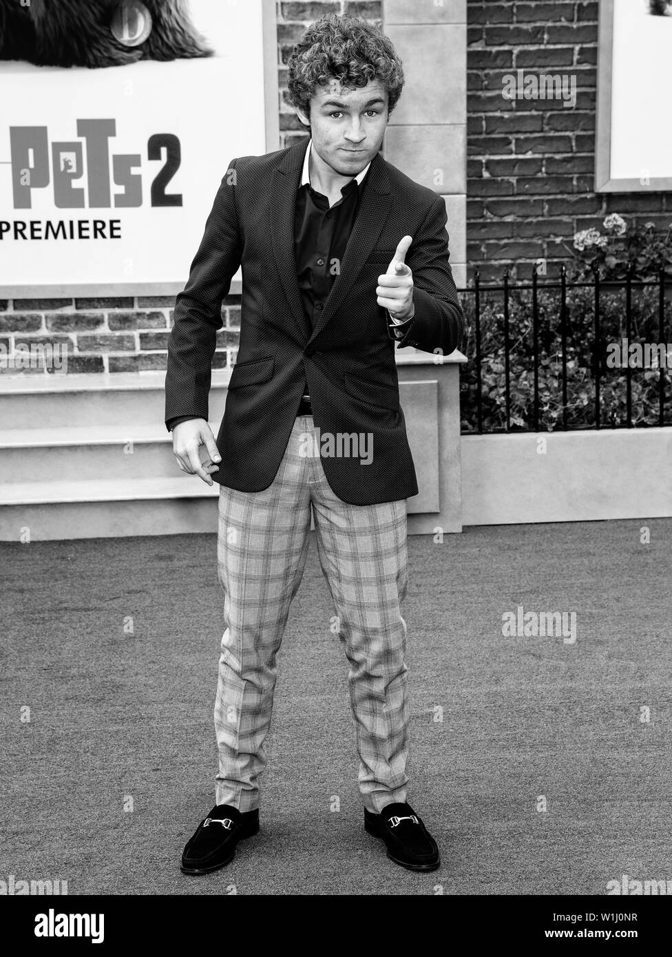 Pets 2 movie Black and White Stock Photos & Images - Alamy