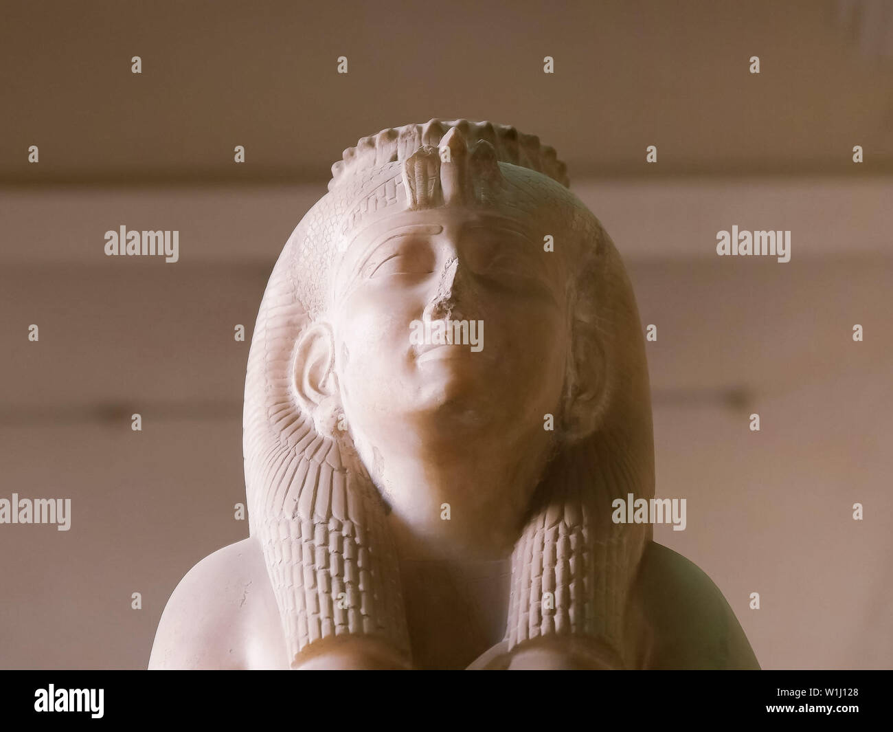 Egypt alabaster statue hi-res stock photography and images - Alamy