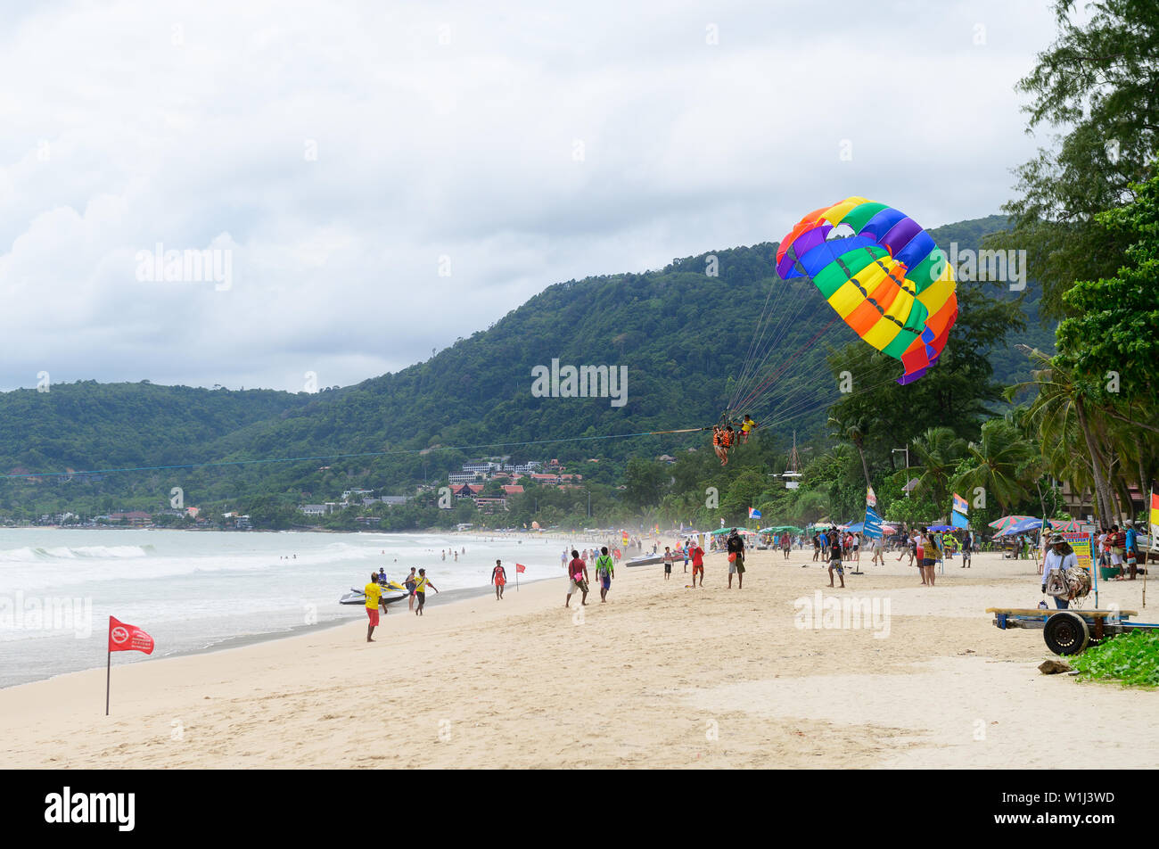Parasail down to sand beach at Phuket Stock Photo - Alamy