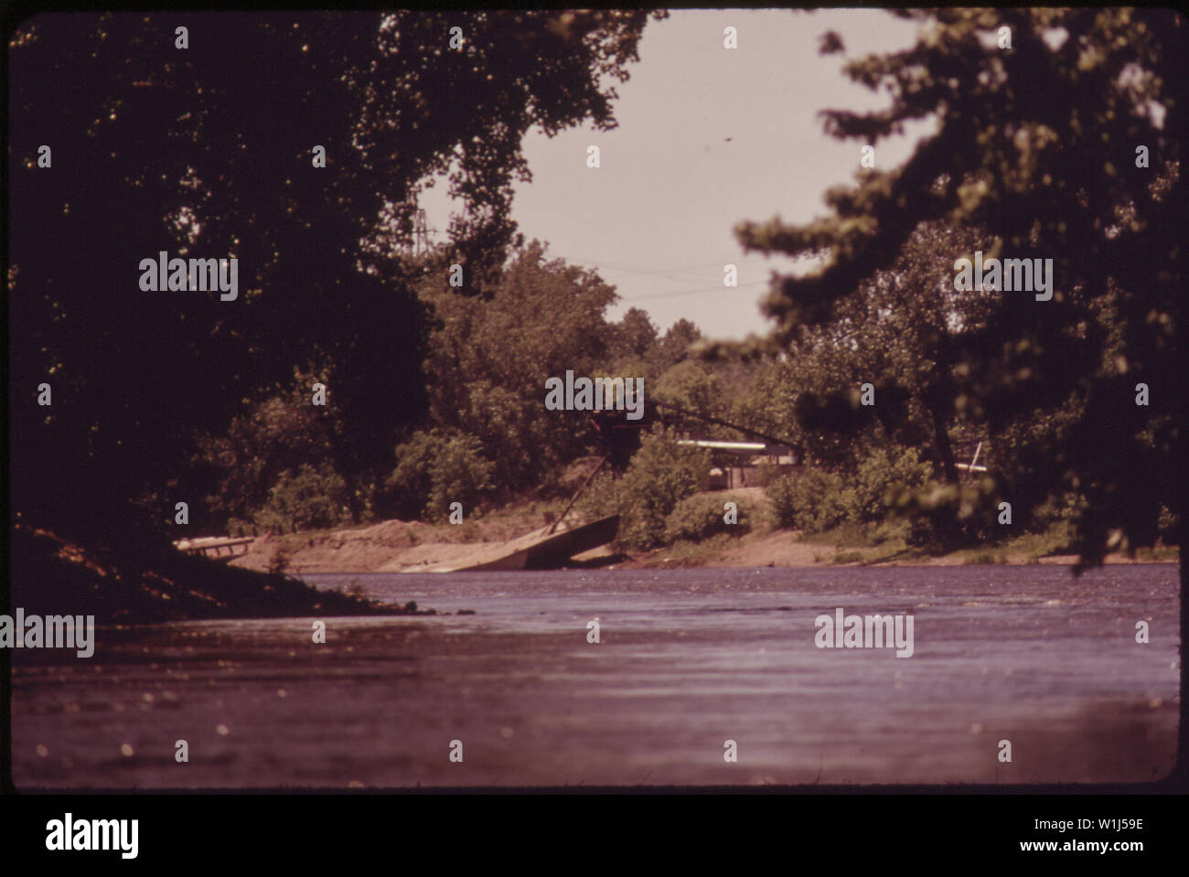 SUNKEN BARGES ARE LOCATED ON UPPER MISSISSIPPI RIVER CHART AT MILE 858 ...