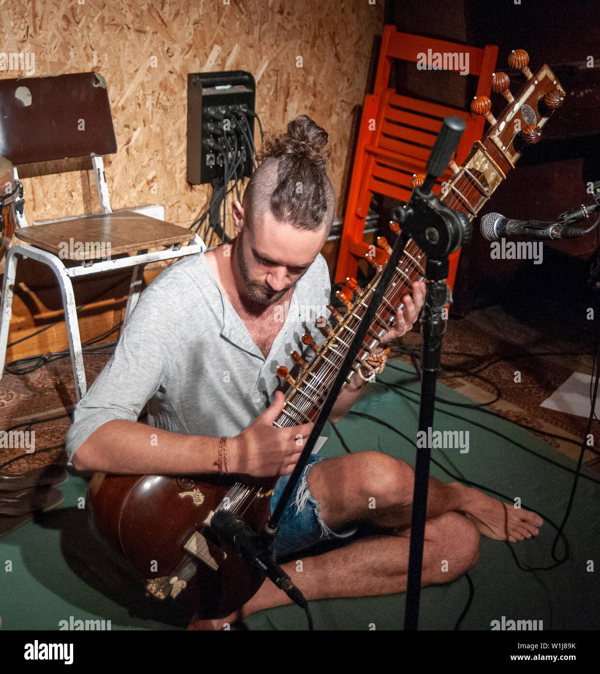 Sitar hi-res stock photography and images - Alamy