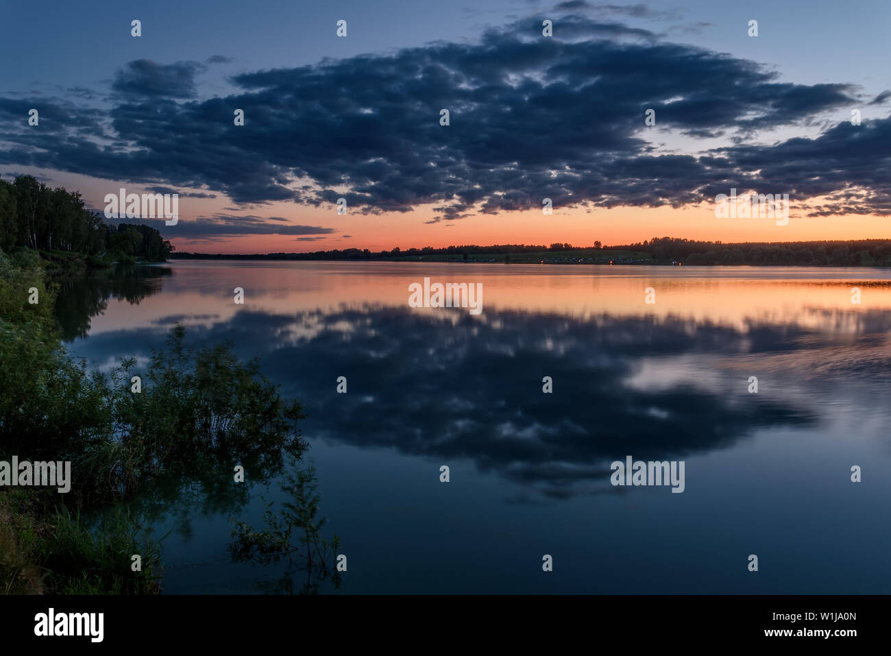 Overcast sunset and water hi-res stock photography and images - Alamy