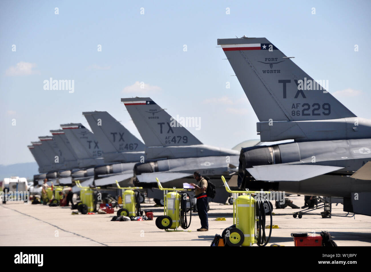 F-16C Fighting Falcons assigned to the 457th Expeditionary Fighter ...