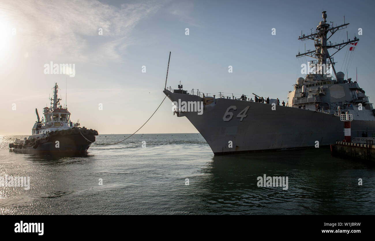 Uss carney underway hi-res stock photography and images - Alamy