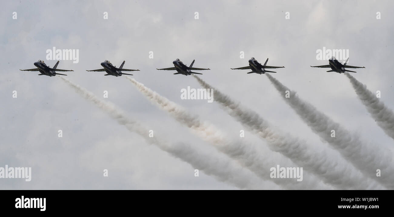 Line abreast navy hi-res stock photography and images - Alamy