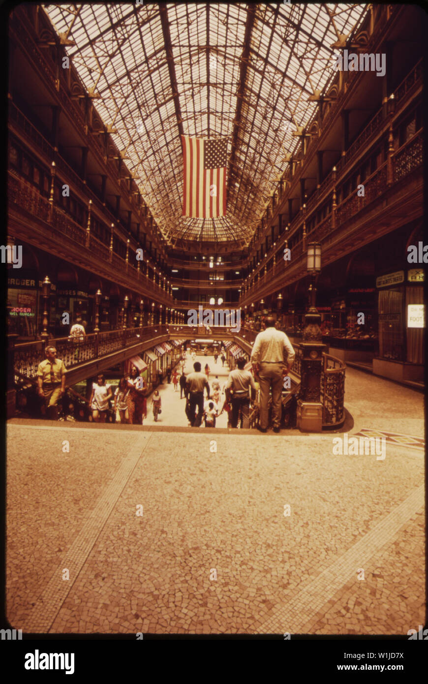 Cleveland enclosed shopping arcade downtown hi-res stock photography ...