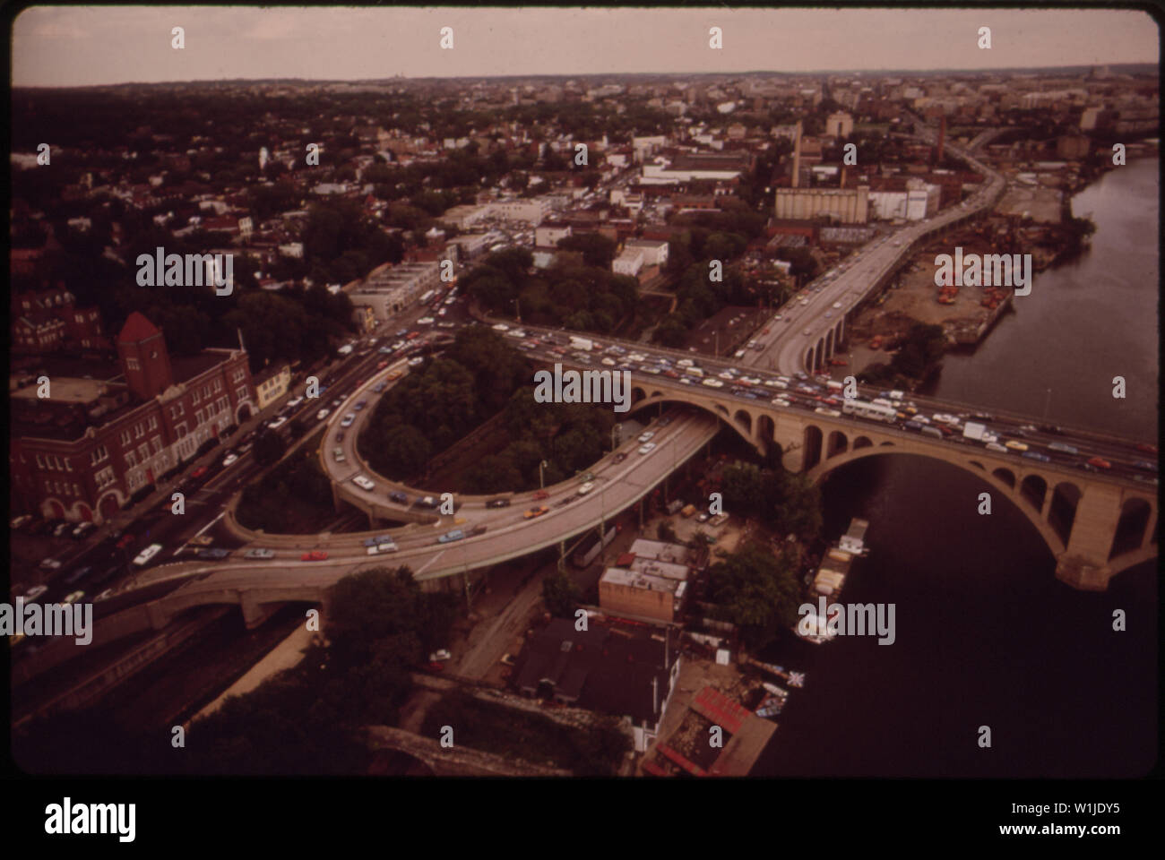 THE KEY BRIDGE TO VIRGINIA CROSSES THE POTOMAC AT GEORGETOWN Stock ...