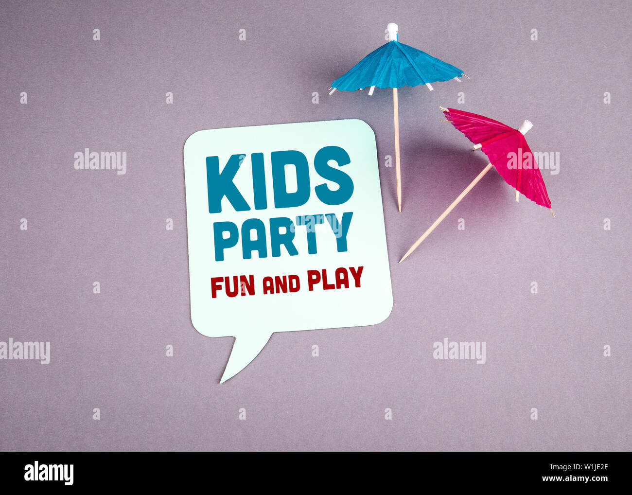 Kids Party, fun and play. Speech bubble Stock Photo - Alamy