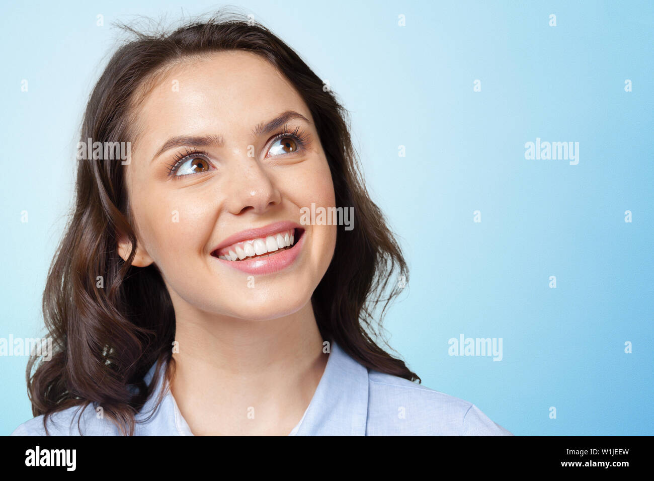 Thinking business woman looking up Stock Photo - Alamy Thinking business woman looking up Stock Photo - Alamy