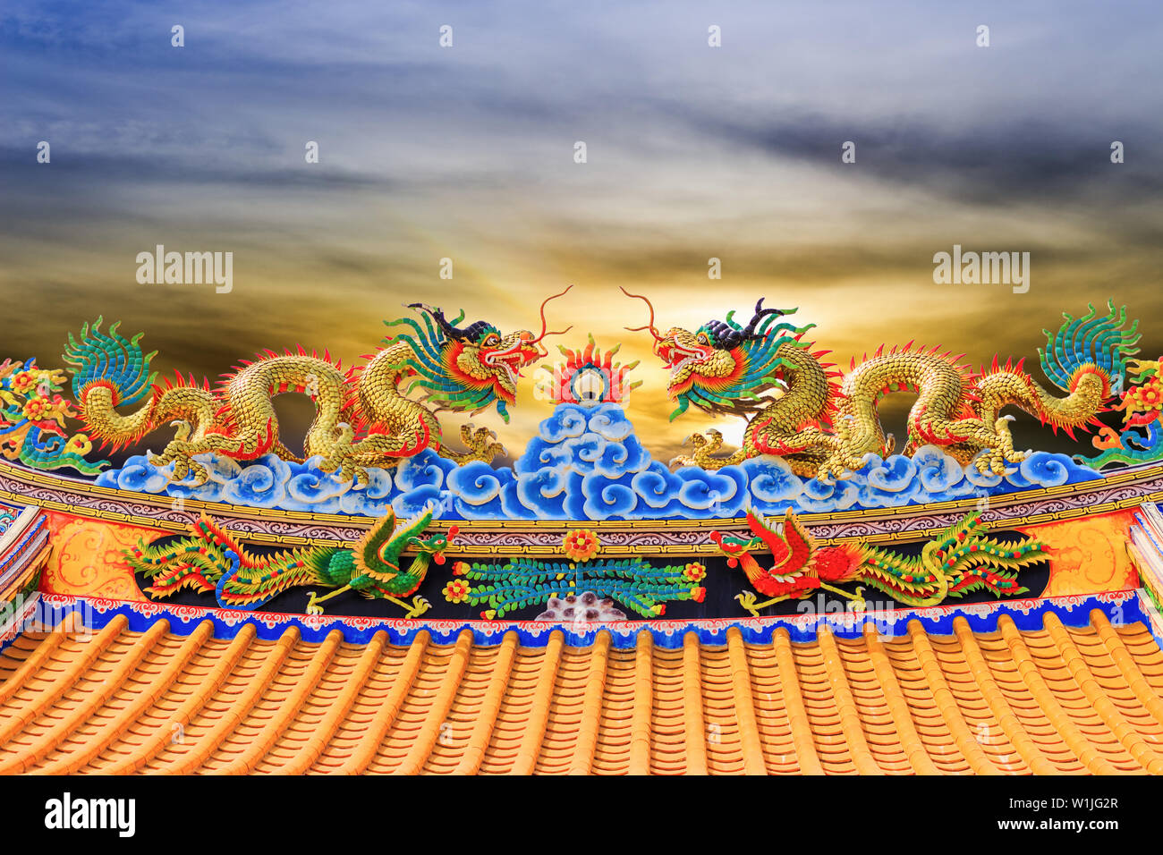 Double Dragon Statue. Sunset Stock Photo - Alamy